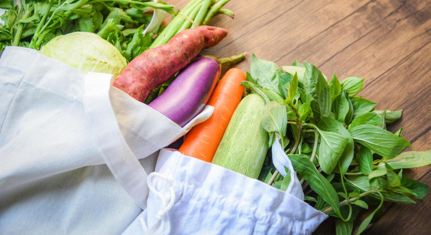 Fresh vegetables, sitting in an organic and cotton fabric bag. | WWF